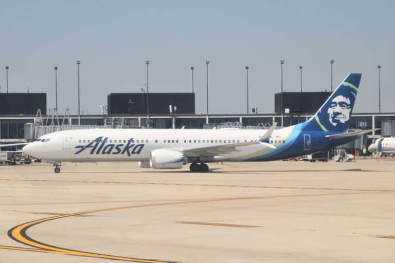 Video Shows Alaska Airlines Plane Hitting Deer While Landing in Kodiak